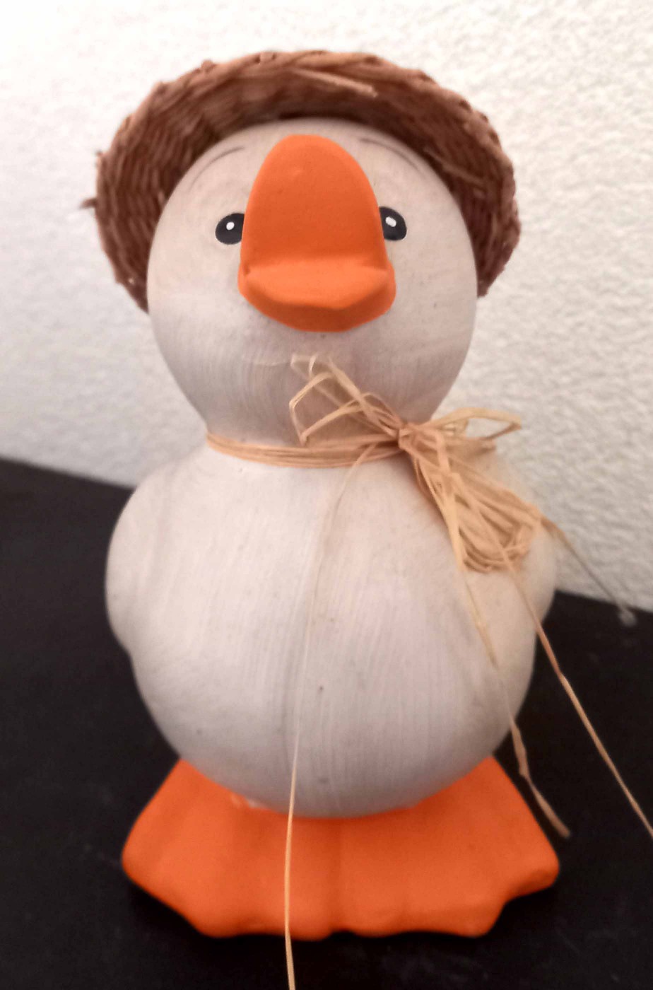 Papera di terracotta decorativa soprammobile con cappello di paglia