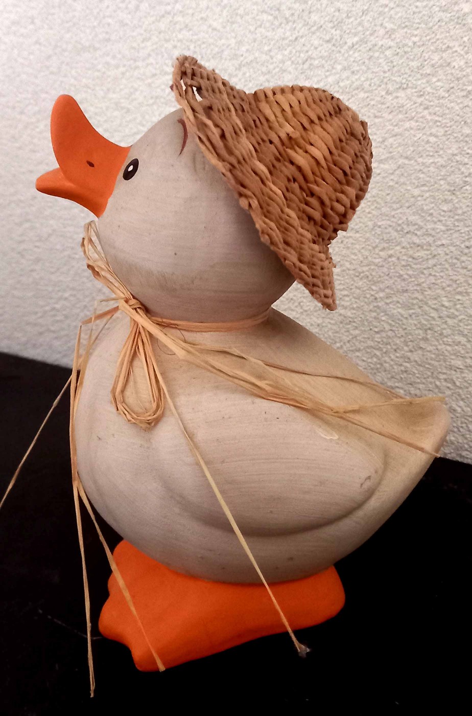 Papera di terracotta decorativa soprammobile con cappello di paglia